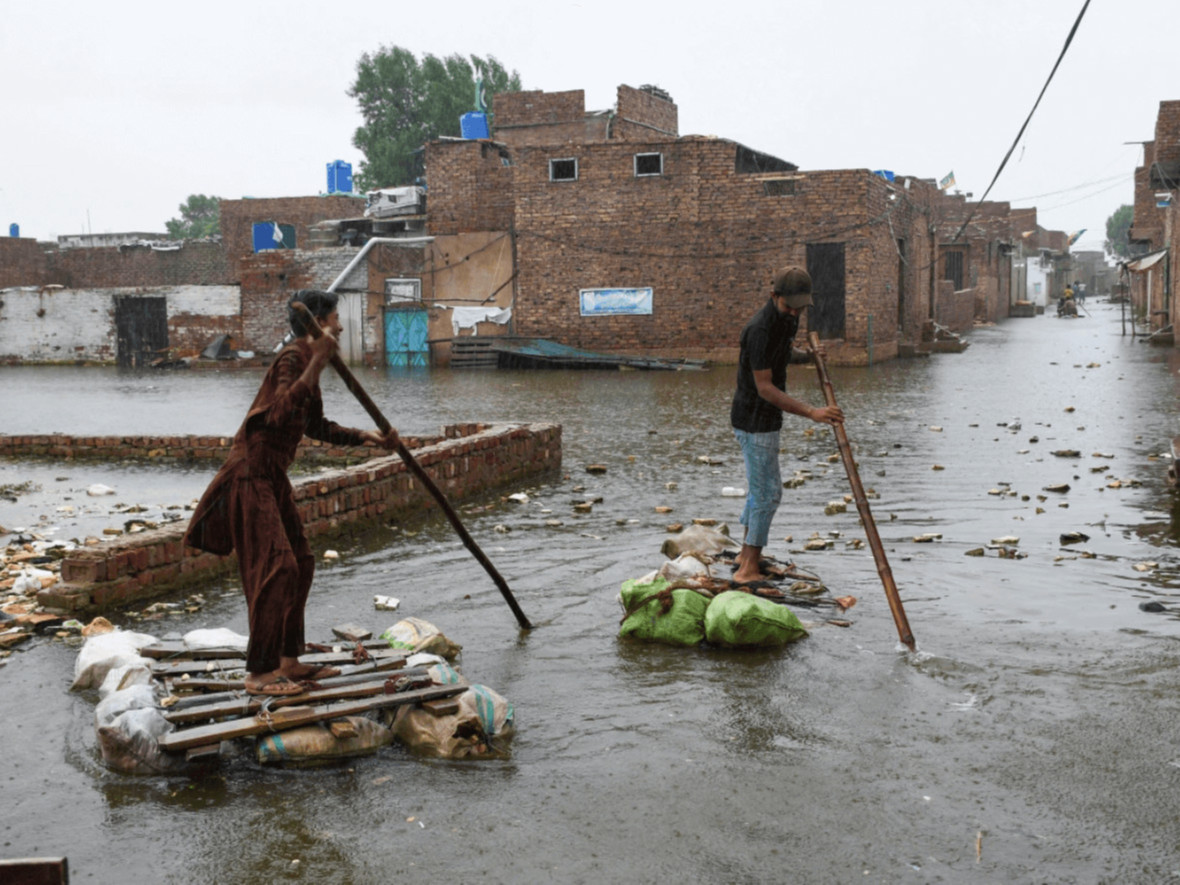 Пакистанд нүүрэлсэн их үерт 1000 гаруй хүн амиа алдаж, байгалийн гамшигт 33 сая хүн нэрвэгдээд ...