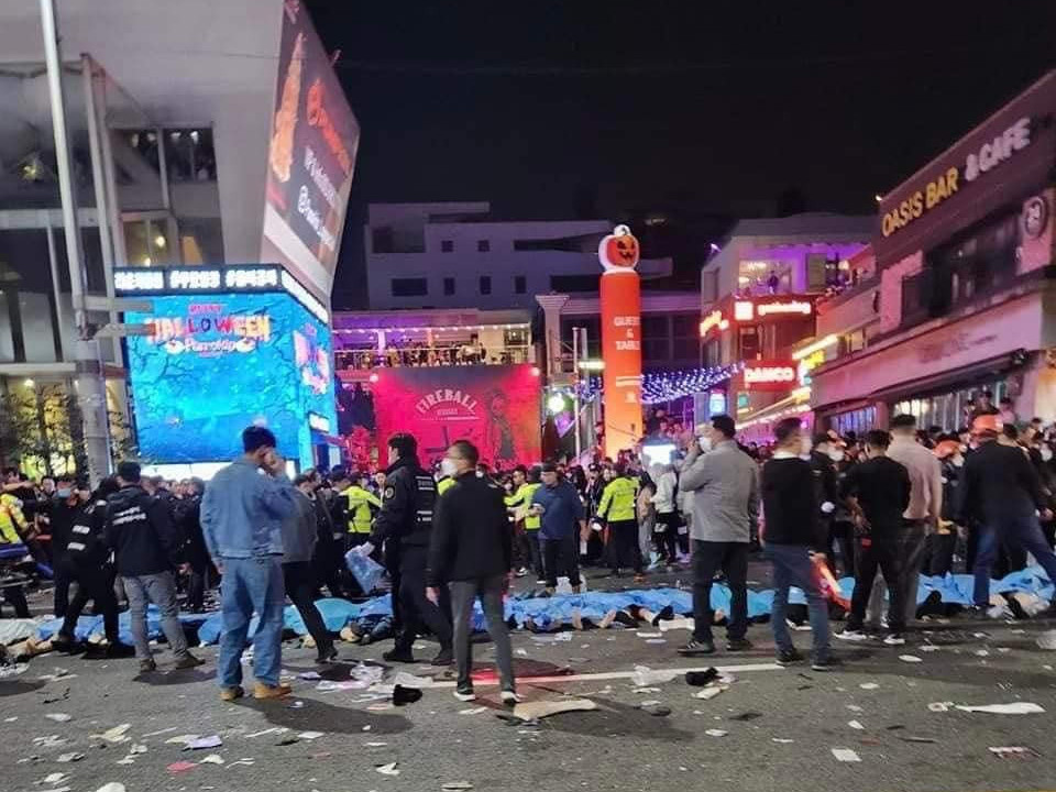 ВИДЕО: БНСУ-ын Итаевон дүүргийн нарийн гудамжинд олон мянган хүн ...