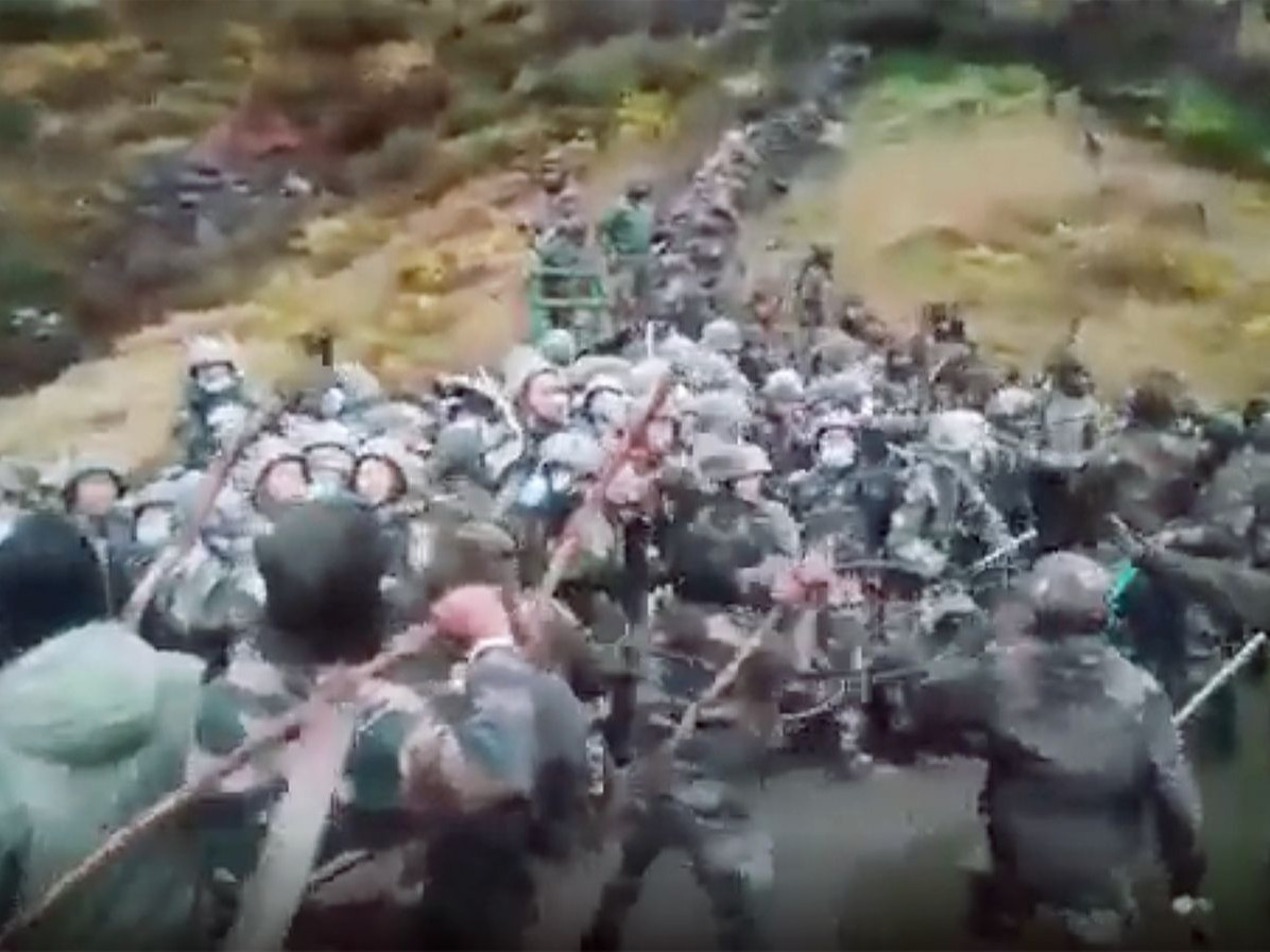 ВИДЕО Хятад Энэтхэгийн цэргүүд хилийн ойролцоо зодолдсоныг нь нотлох бичлэг цахим сүлжээнд