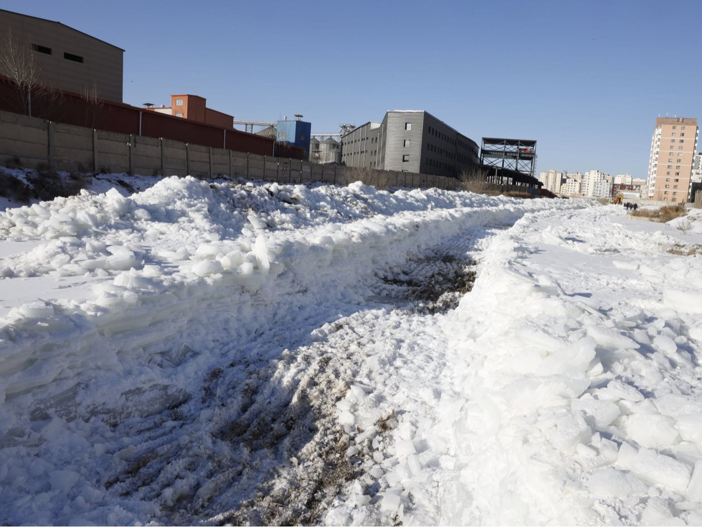 Толгойтод халиа тошин нэмэгдэхээс сэргийлж, 500 метр суваг татжээ | iSee.mn