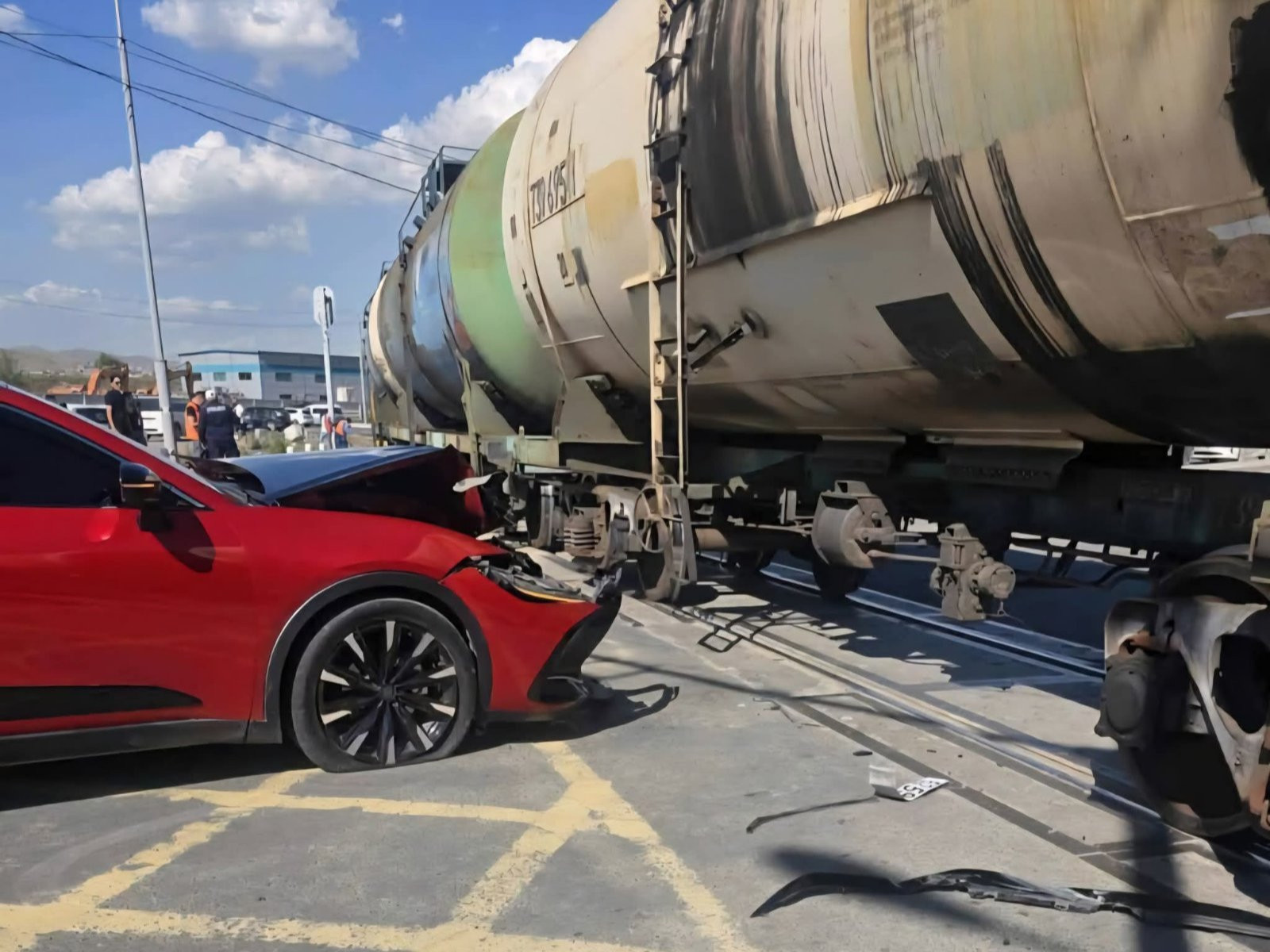 ТОДРУУЛГА: Толгойт өртөөний сэлгээний зүтгүүрийн өмнүүр суудлын автомашин орж мөргүүлжээ | iSee.mn