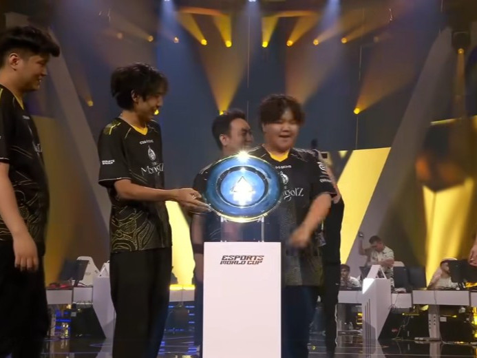 “The MongolZ” "Esports World Cup 2025" тэмцээний аварга болж цом өргөлөө | iSee.mn