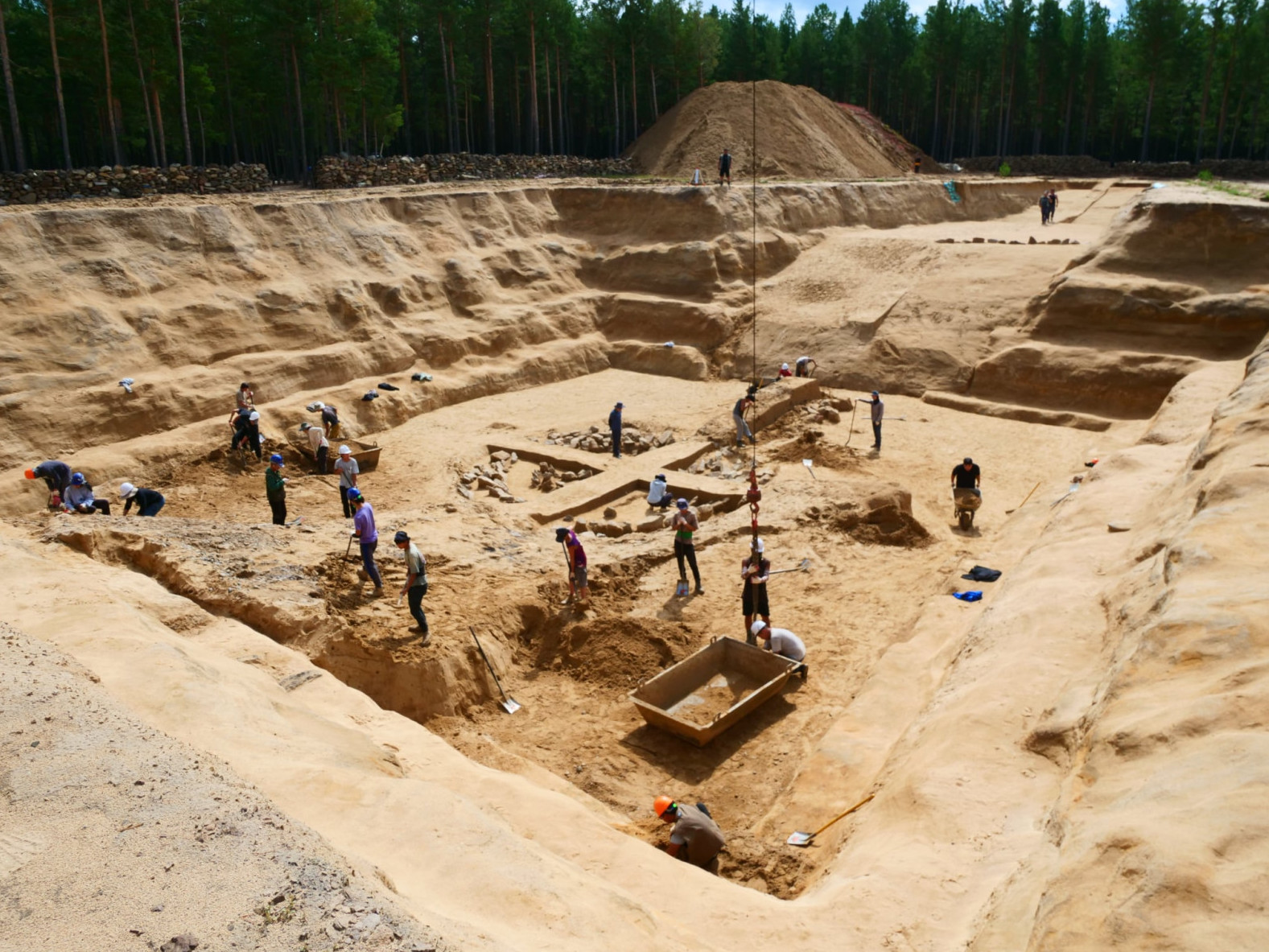 ФОТО Манай улс археологийн түүхэндээ хамгийн том язгууртны булшны малтлага судалгааны ажлыг