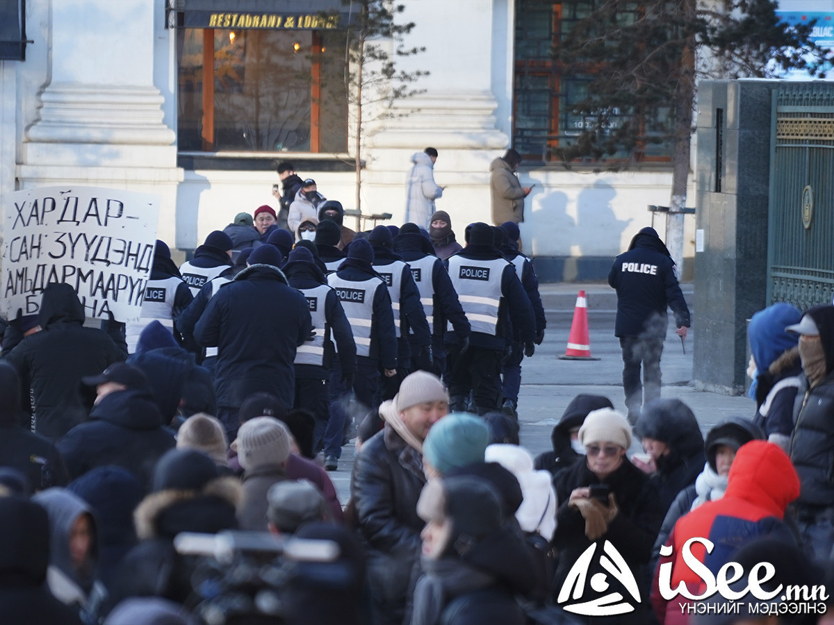 Төрийн албан хаагчдыг тэтгэвэрт гарахад олгодог 36 сарын цалинтай тэнцэх тэтгэмжийг хоёр хувааж ...