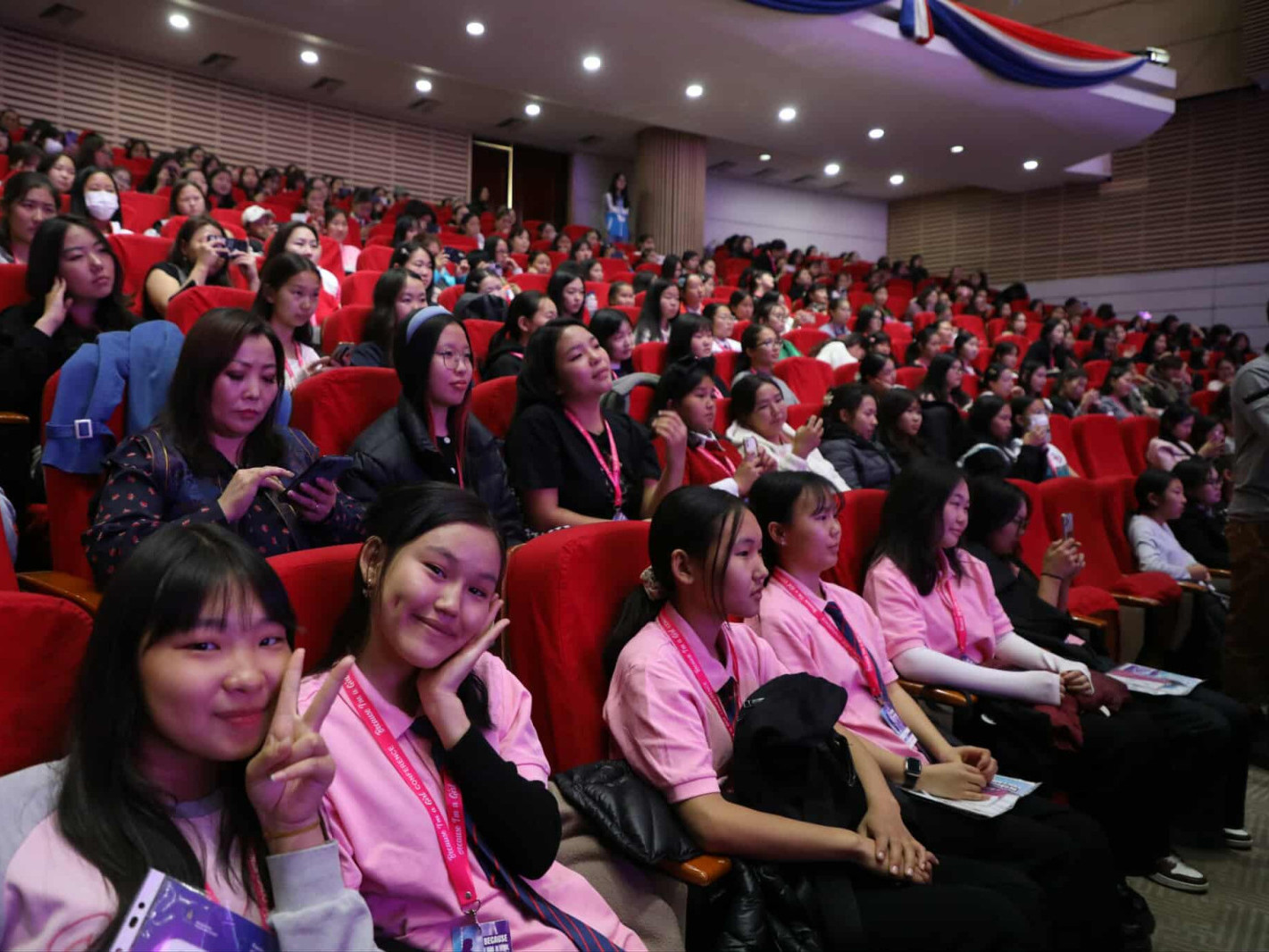 "Олон улсын охидын эрхийн өдөр"-ийг тохиолдуулан 1000 охидын чуулга уулзалт боллоо | iSee.mn