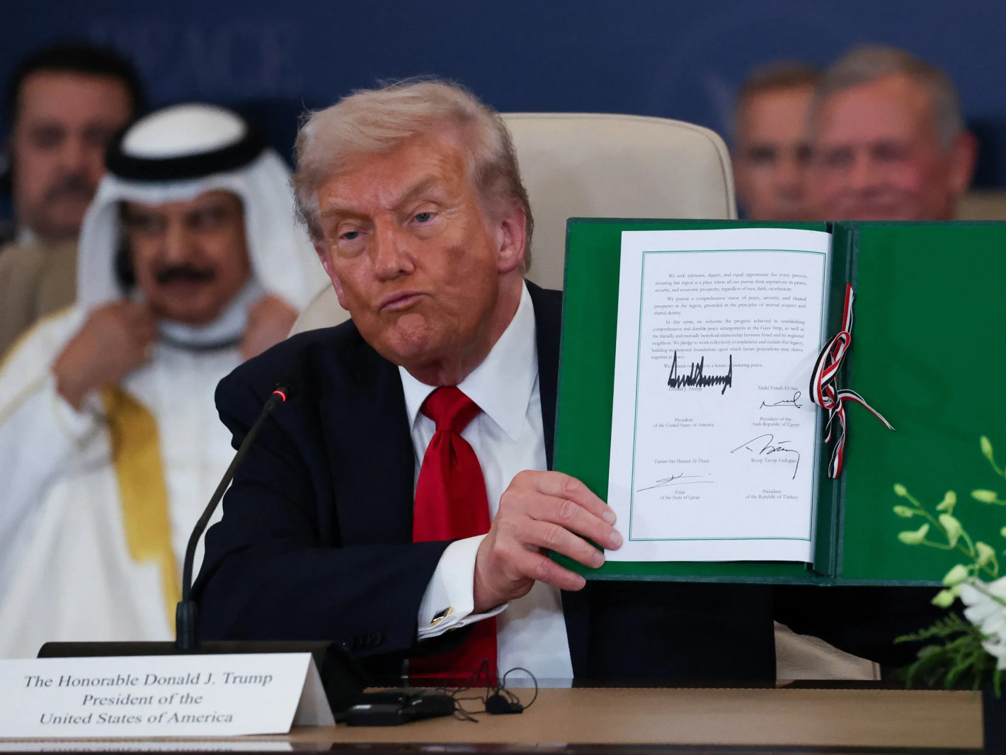 ВИДЕО: Газын зурваст дайныг зогсоох гэрээнд гарын үсэг зурж, "Ойрхи Дорнодод энх тайван ирсэн ...