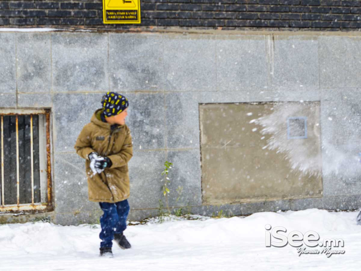 Улаанбаатарт цас орж, 9 градус хүйтэн байна | iSee.mn