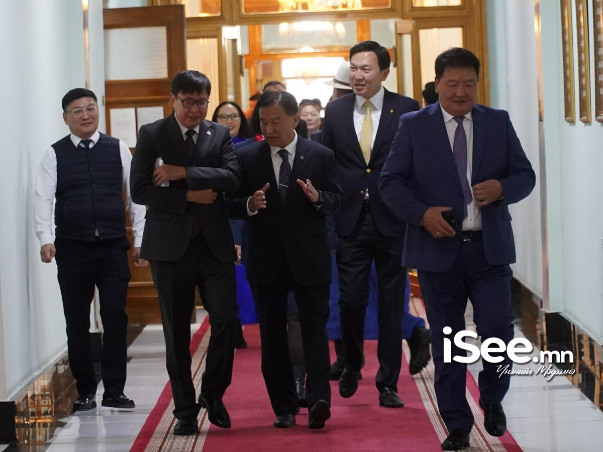 П.Наранбаяр: Багш нарын цалинг 70 хувиар нэмье гэж байхад хэлэлцээрт ирэхгүй байна | iSee.mn