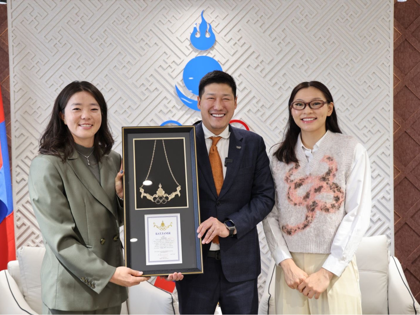 Монголын 3х3 сагсан бөмбөгийн эмэгтэй шигшээ баг “Алтан од” одон гардлаа | iSee.mn