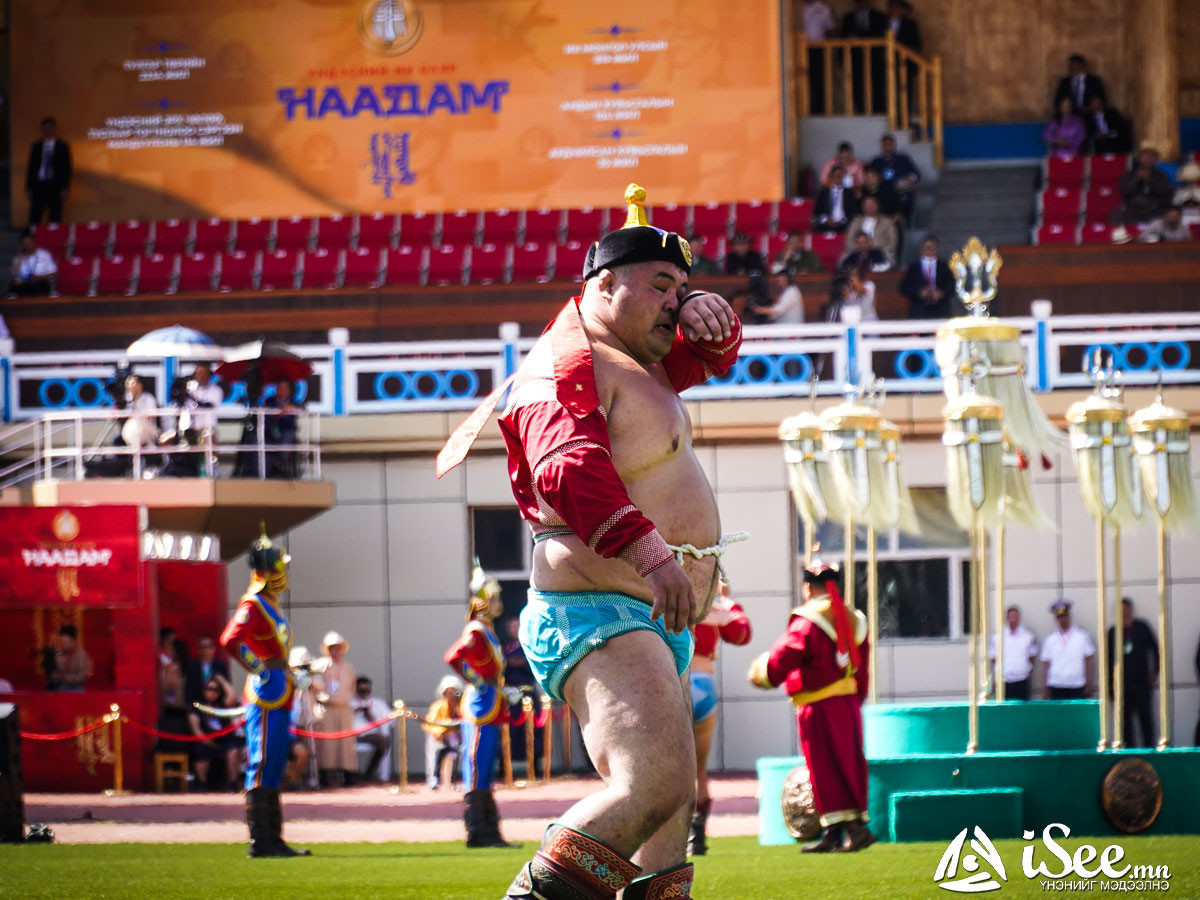“Чингис хаан цом”-ын төлөөх барилдаан 12 цагаас эхэлнэ | iSee.mn