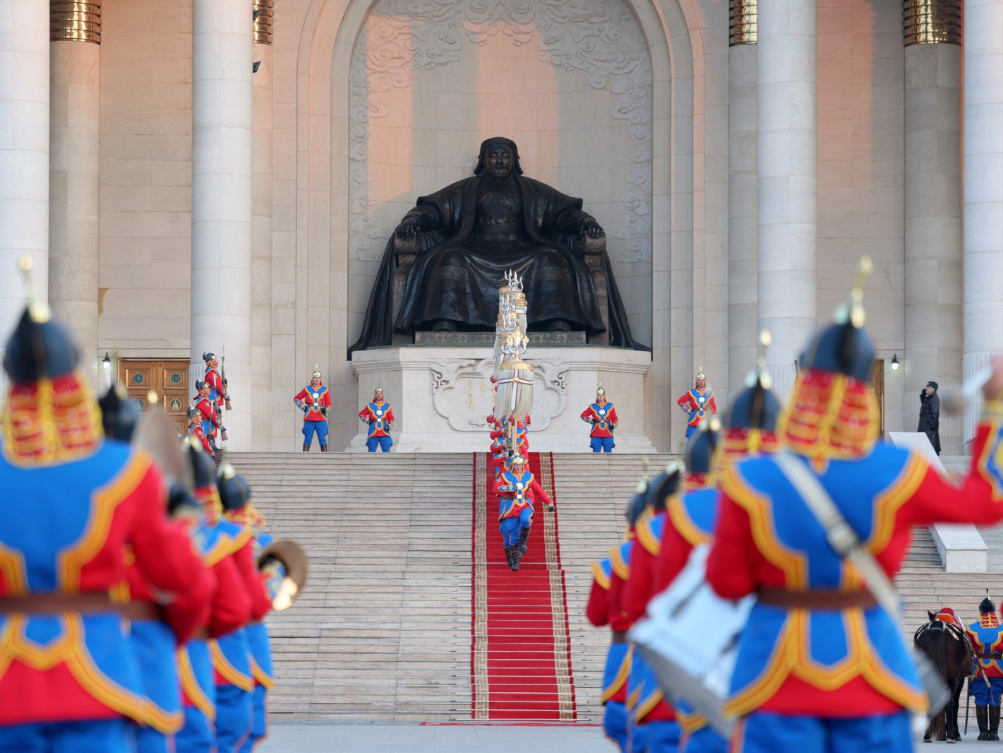 ФОТО: Төрийн их цагаан тугийг цэнгүүллээ | iSee.mn