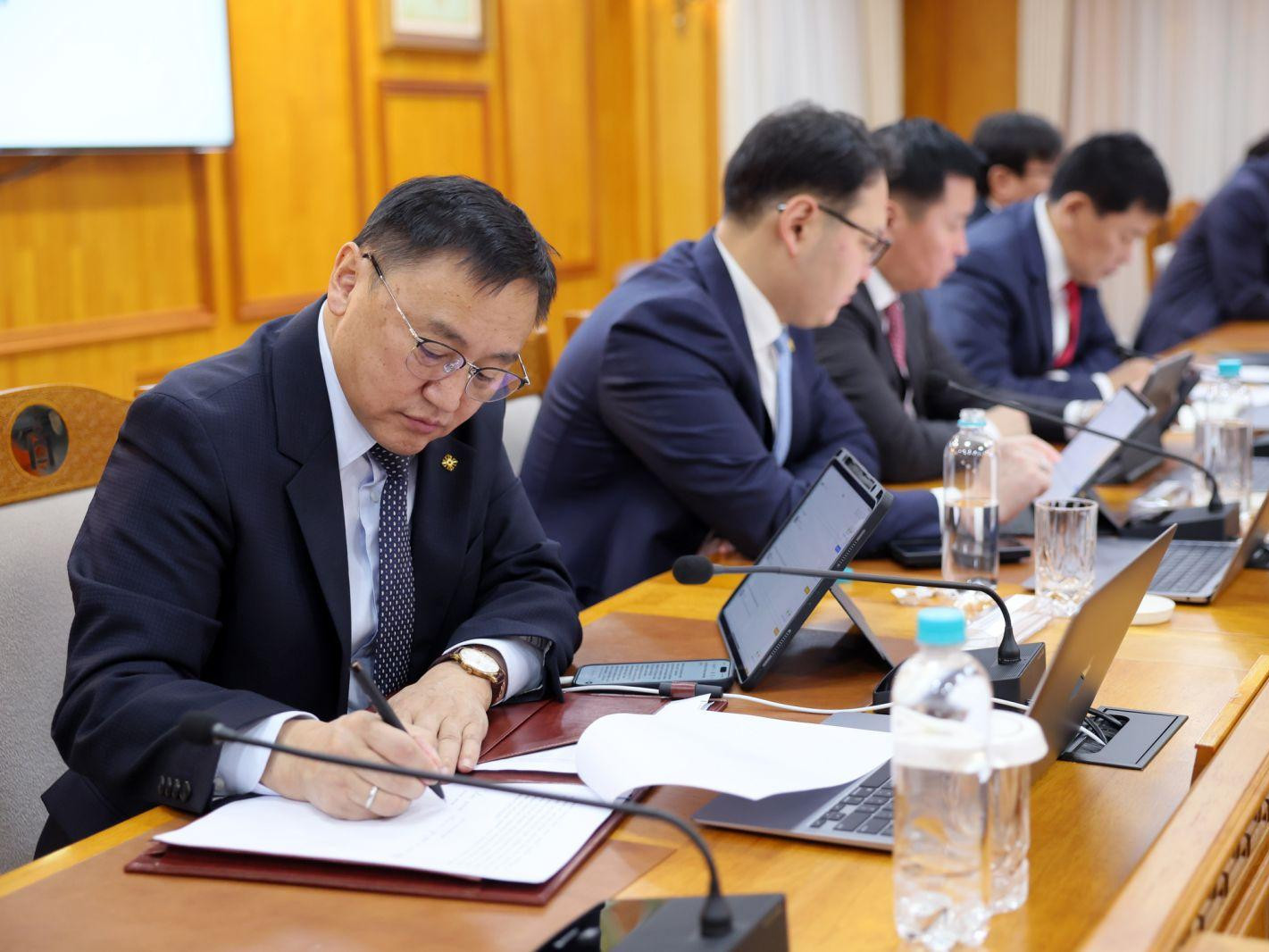 Эмч, ажилчдын илүү цагийн хөлс, урвалж оношлуурын зардалд Засгийн газрын нөөц сангаас нэг тэрбум ...