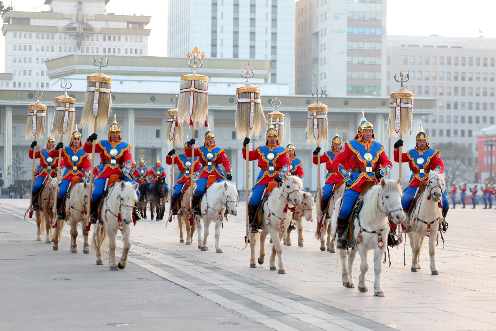 ФОТО: Төрийн их цагаан тугийг цэнгүүллээ | iSee.mn