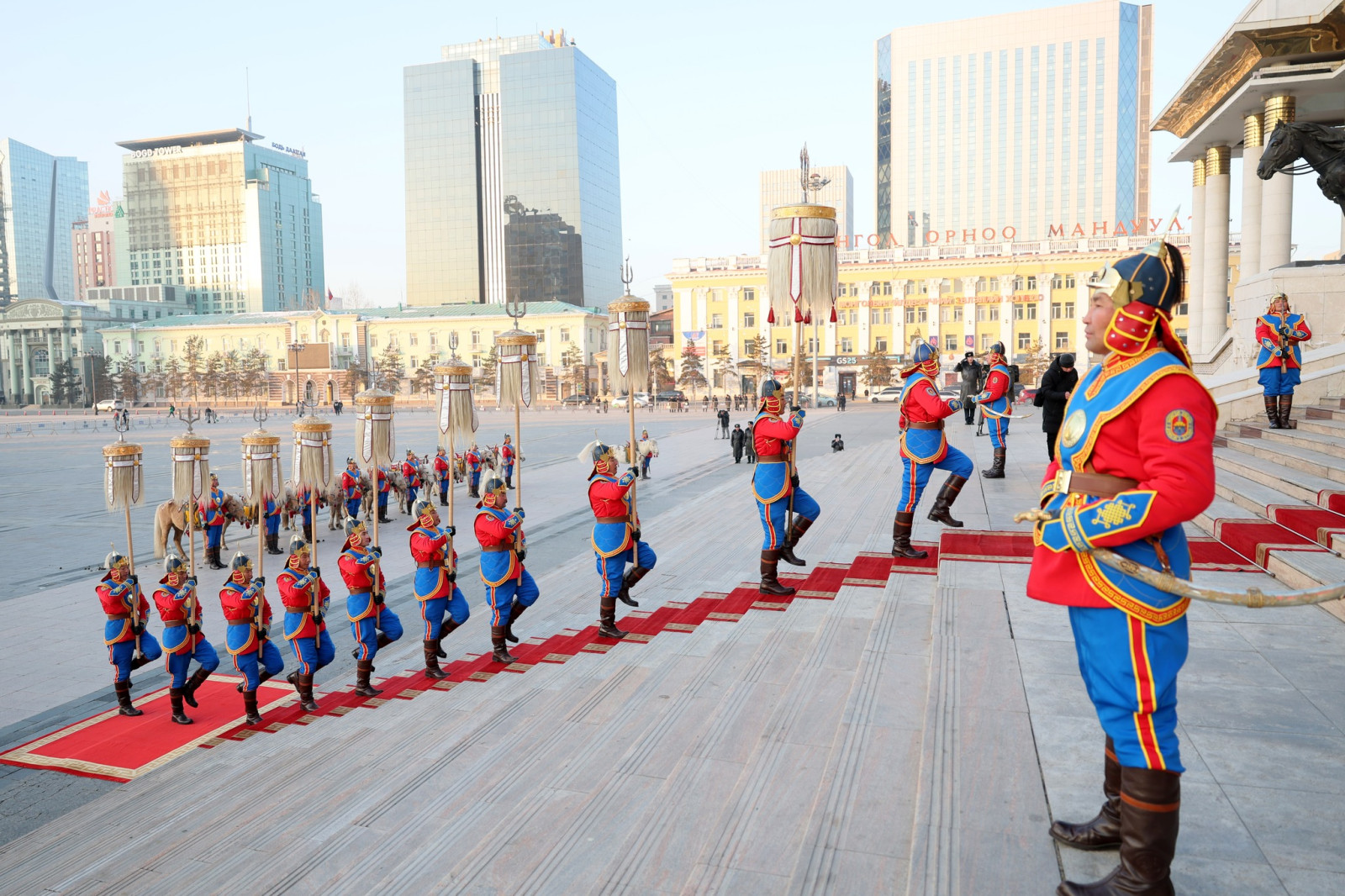 ФОТО: Төрийн их цагаан тугийг цэнгүүллээ | iSee.mn