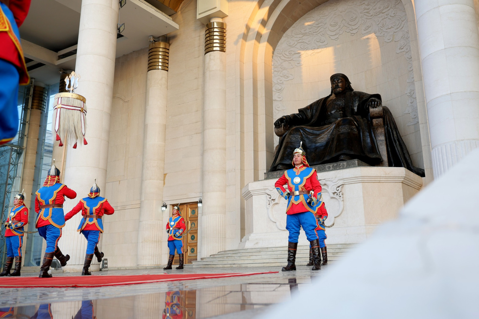 ФОТО: Төрийн их цагаан тугийг цэнгүүллээ | iSee.mn