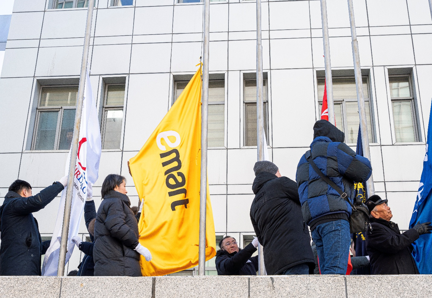 ИМАРТ нь МҮХАҮТ-ын шилдэг аж ахуйн нэгжүүдийн туг өргөх ёслолд тугаа мандууллаа | iSee.mn