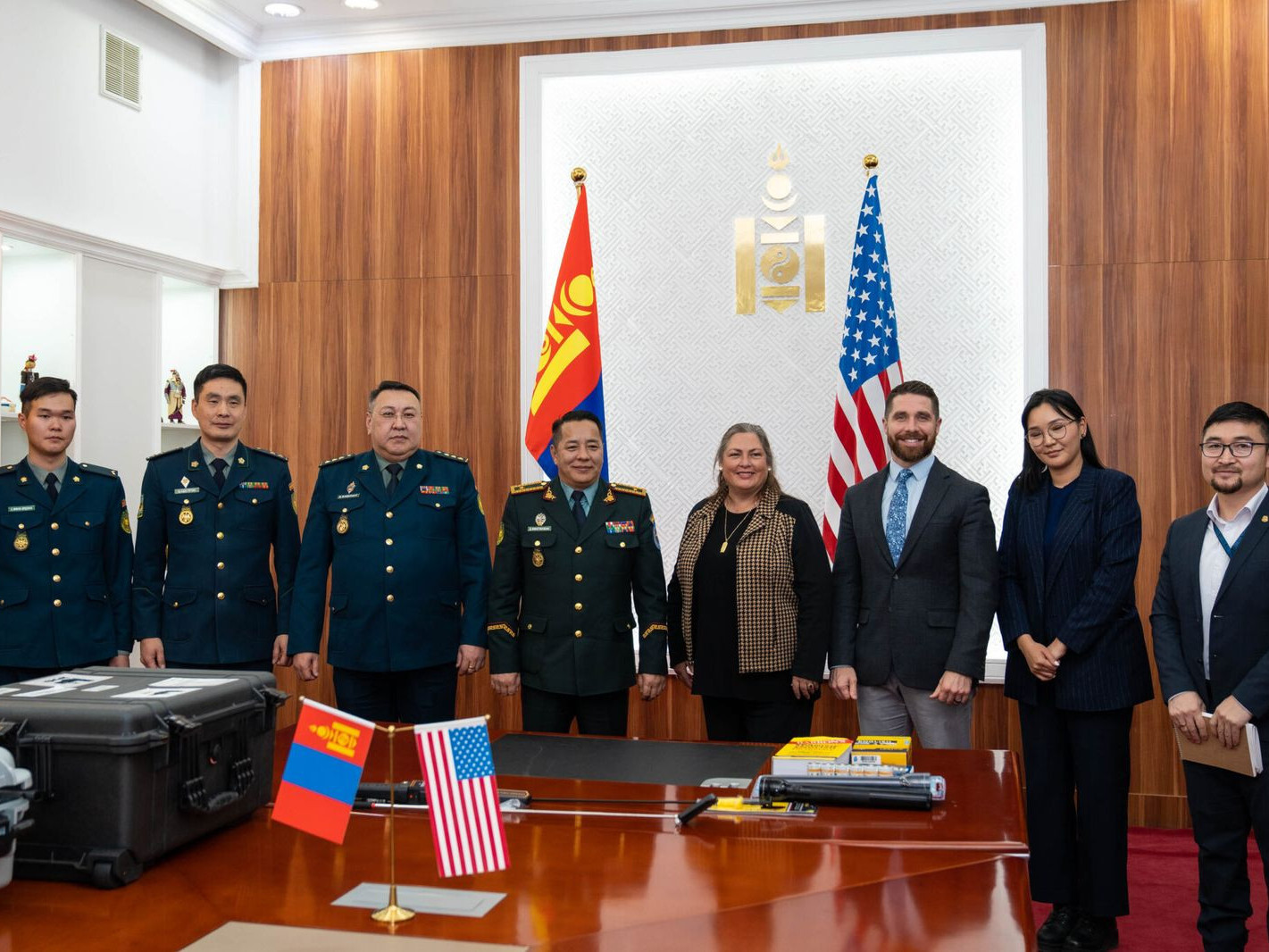 Хилээр нэвтэрч байгаа тээврийн хэрэгсэл болон ачааг шалгах төхөөрөмжийг АНУ аас Монгол Улсад