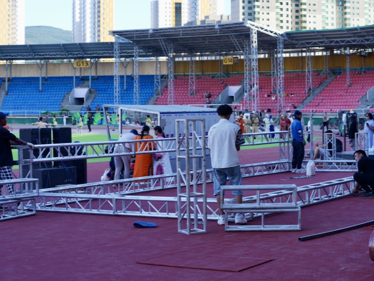 Төв цэнгэлдэхийн баяр наадмын бэлтгэл тохижилтын ажлыг бүрэн хангажээ Isee Mn