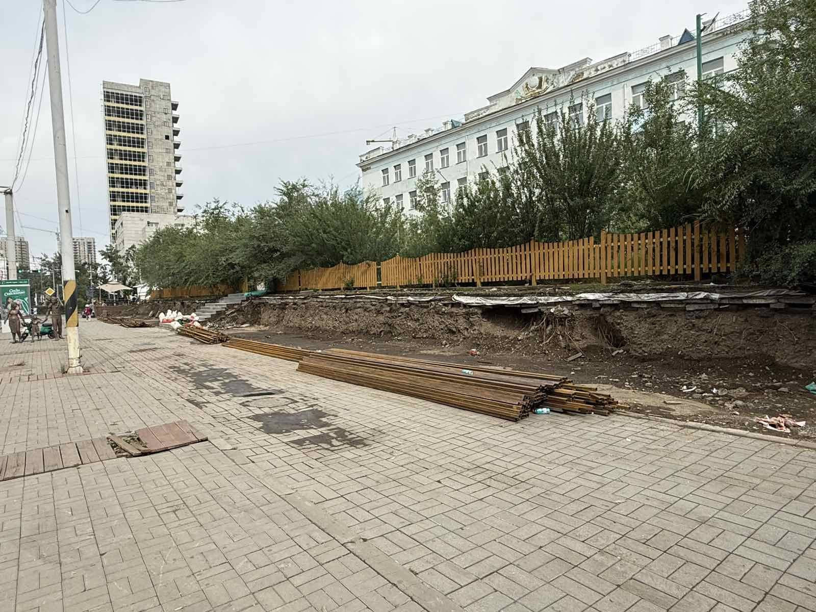 45 дугаар сургуулийн урд талд түр байгууламж барьсан зөрчлийг ...