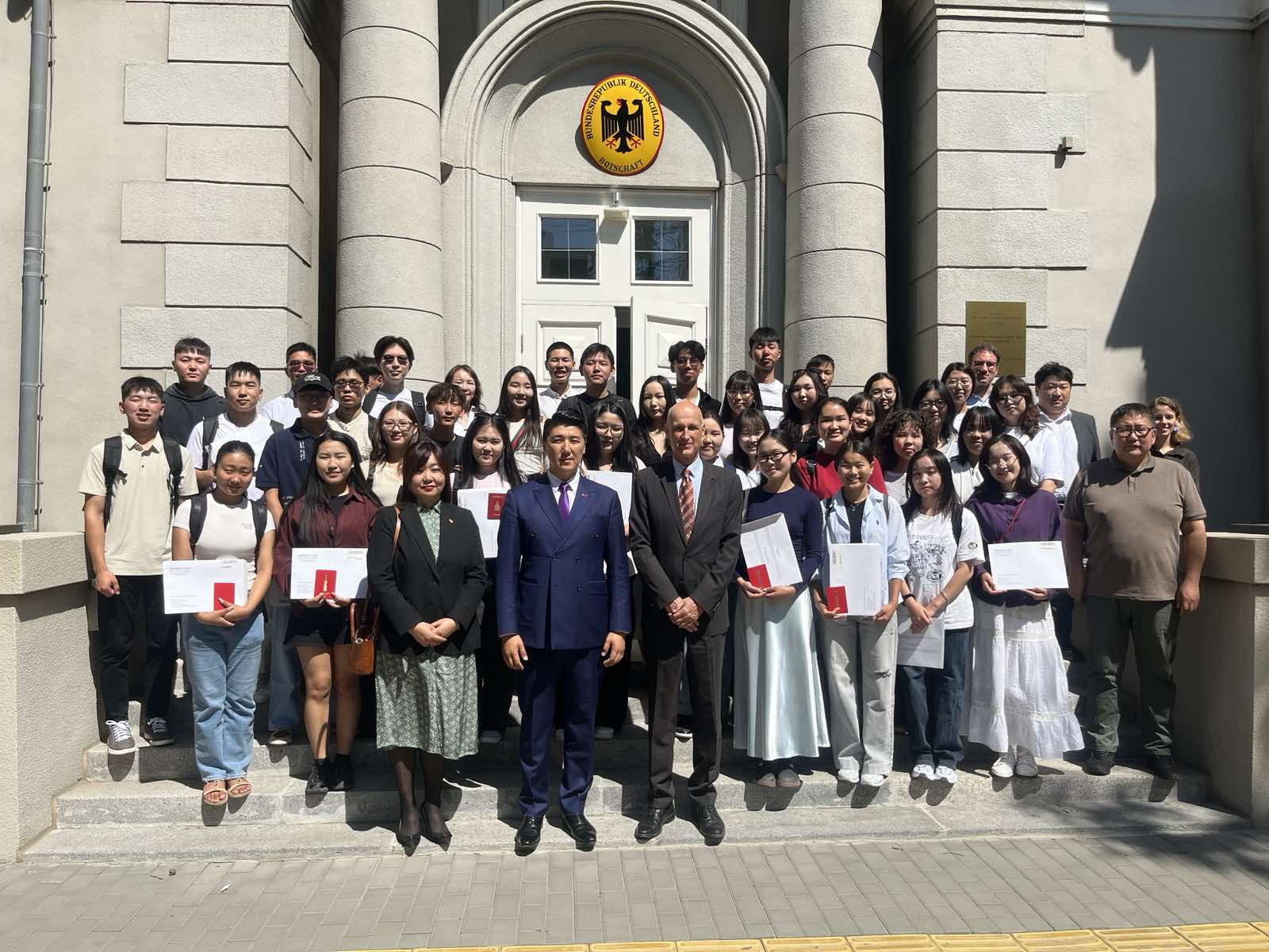 “Илгээлт-2100” хөтөлбөрийн хүрээнд 39 оюутан Герман улсад сурахаар боллоо | iSee.mn