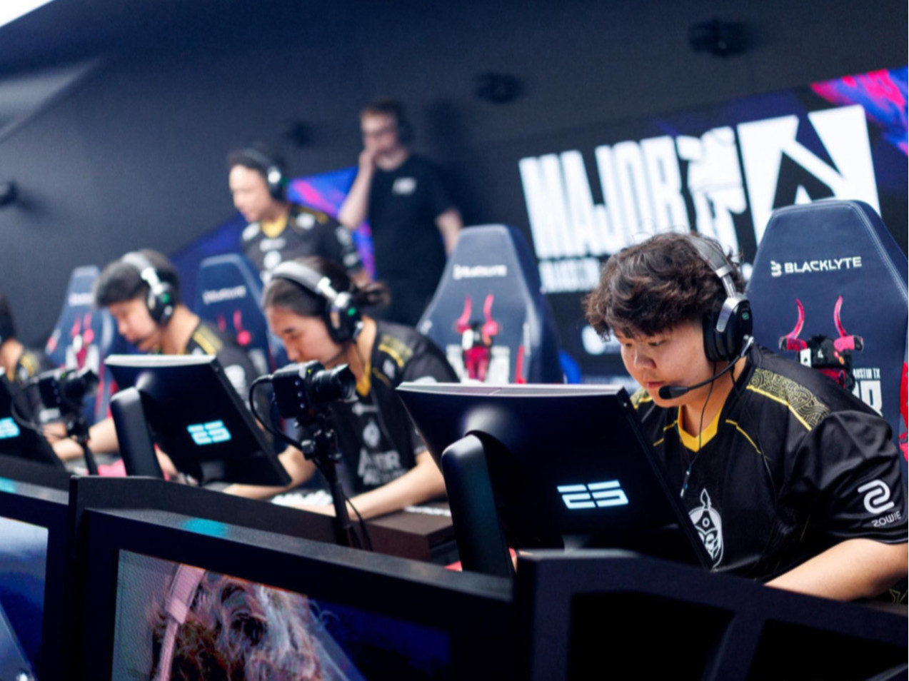 "The MongolZ" анх удаа "Vitality"-г буулган авч, BLAST Bounty Fall 2025 тэмцээний Grand Final-д ...