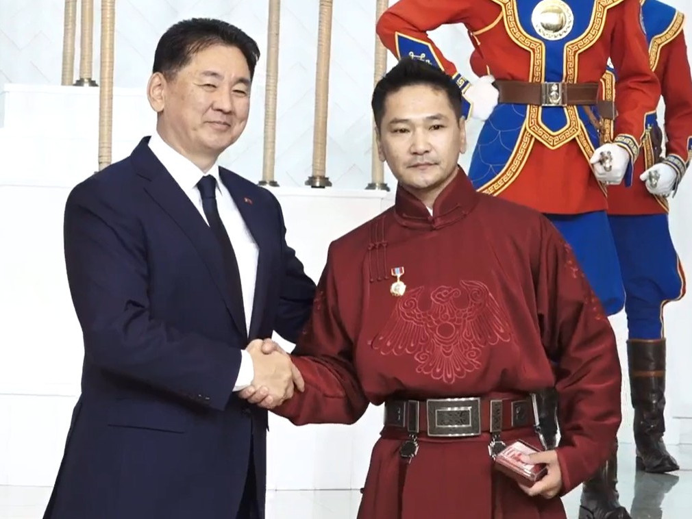 Жүжигчин С.Ариунбямба, дуу оруулагч О.Оюун нарын хүмүүст МУГЖ цол хүртээлээ /LIVE/ | iSee.mn