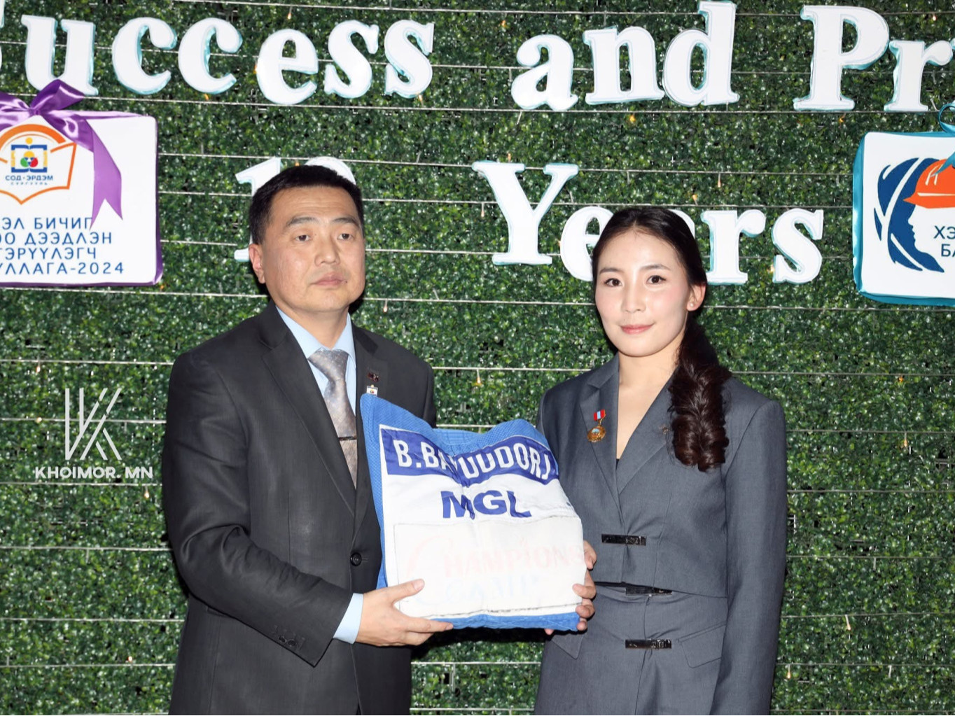 ФОТО: Олимпын мөнгөн медальт, МУГТ Б.Баасанхүү төрөлх сургуульдаа кимоногоо дурсгал болгон ...