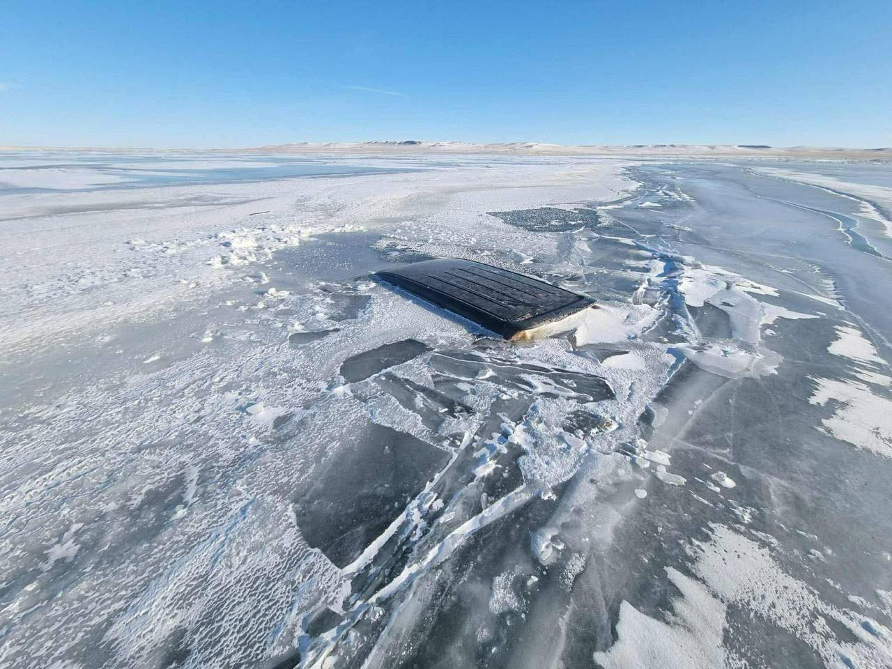 Дорноговь аймагт нуурын мөс цөмөрч, автомашин живсэн дуудлага ...