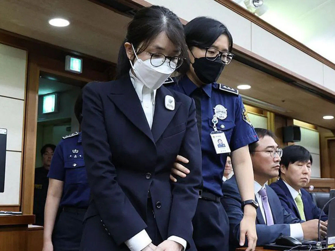 БНСУ-ын экс тэргүүн хатагтай Ким Гён Хиг хувьцааны залилан, үнэтэй цүнх бэлгэнд авсан зэрэгт ...